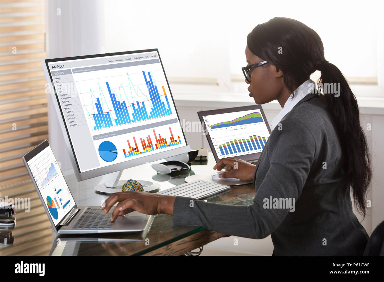 Analyse data graphs laptop hi-res stock photography and images - Alamy