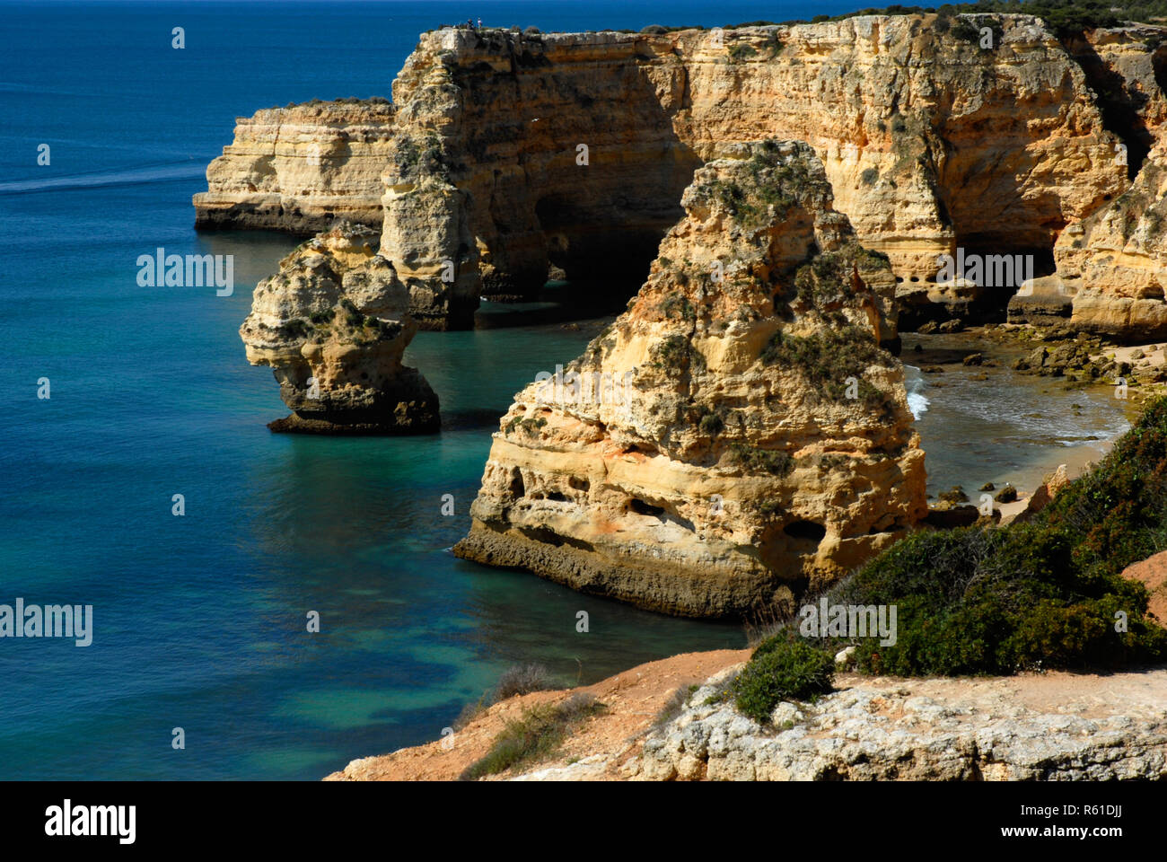Wave and cliff graphic hi-res stock photography and images - Alamy