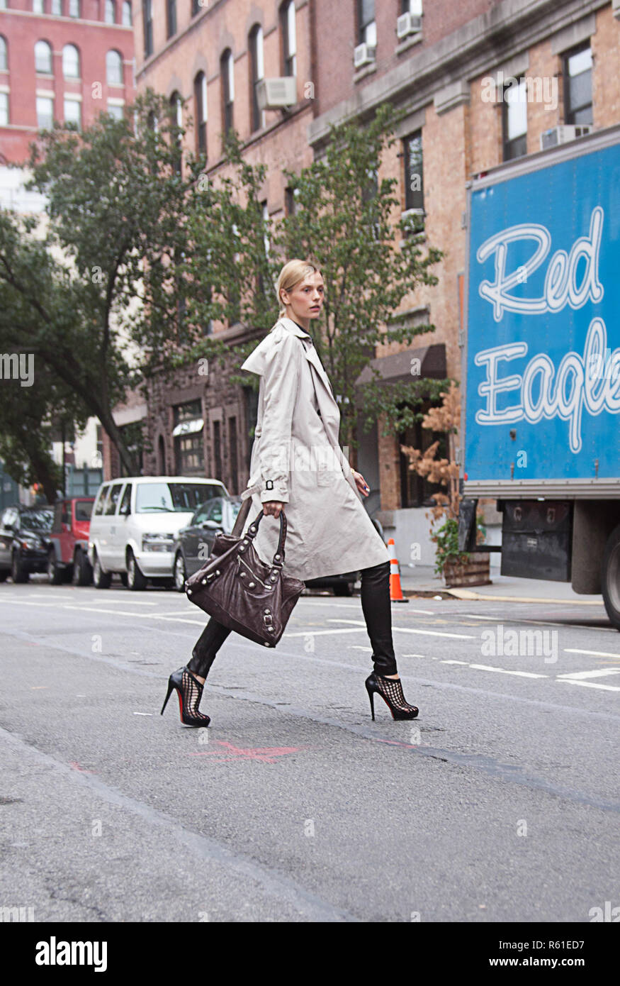 Woman crossing the street in New York City Stock Photo - Alamy