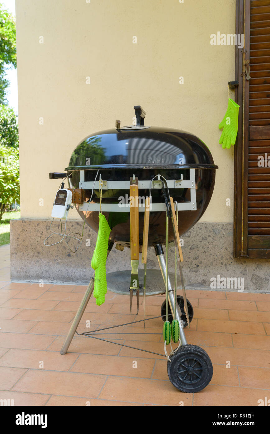 Black Barbecue closed Stock Photo - Alamy