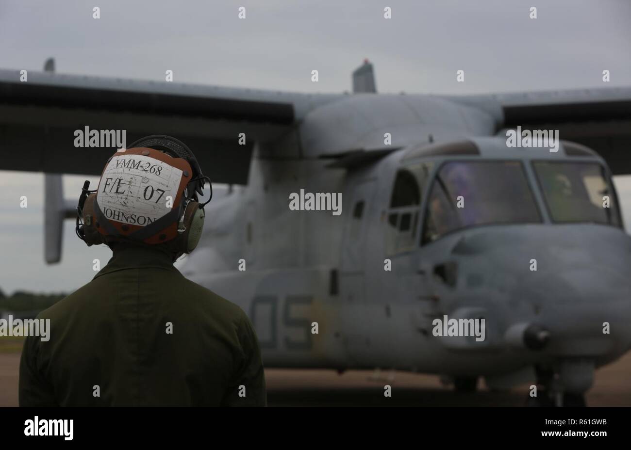 A Marine with Marine Tiltrotor Squadron (VMM) 268 guides an MV-22B ...