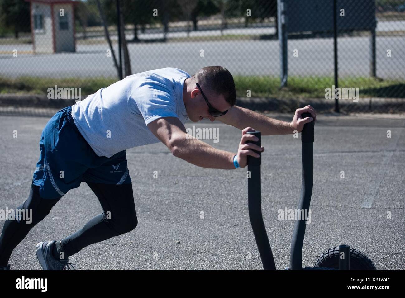 Female soldier obstacle course hi-res stock photography and images - Alamy