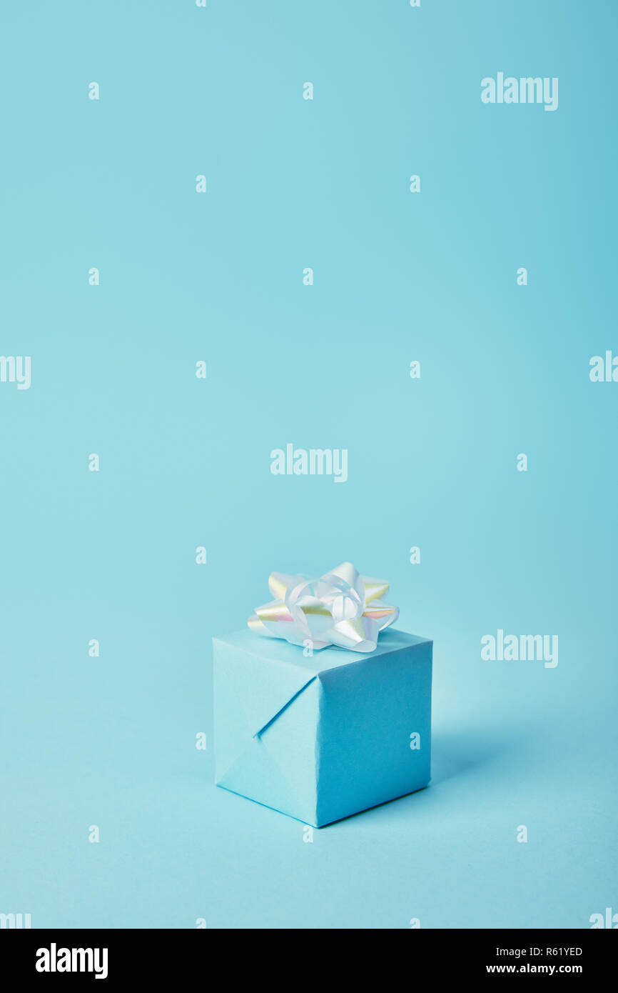 Tiffany blue box white ribbon hi-res stock photography and images - Alamy