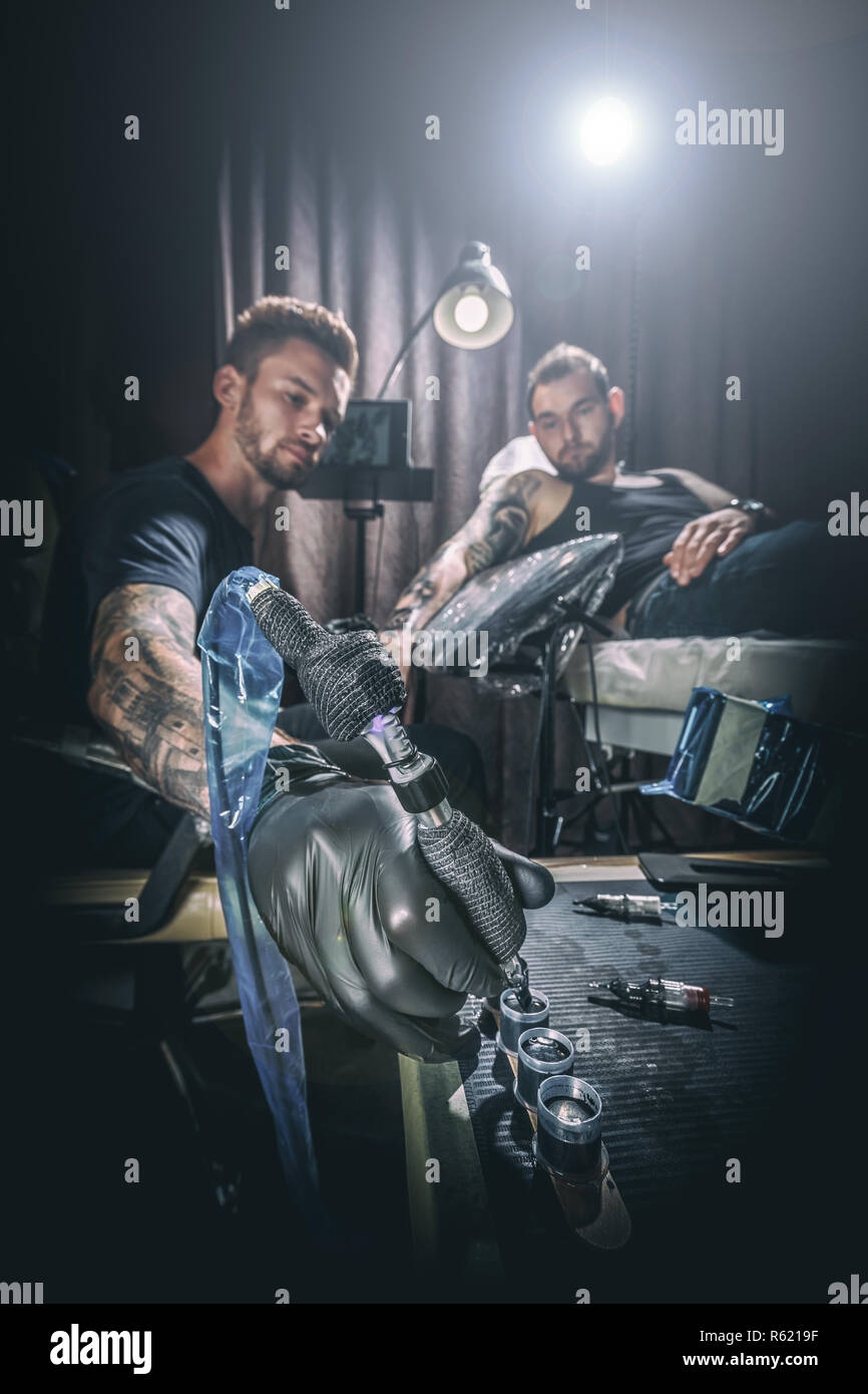 Man tattoo master Stock Photo - Alamy