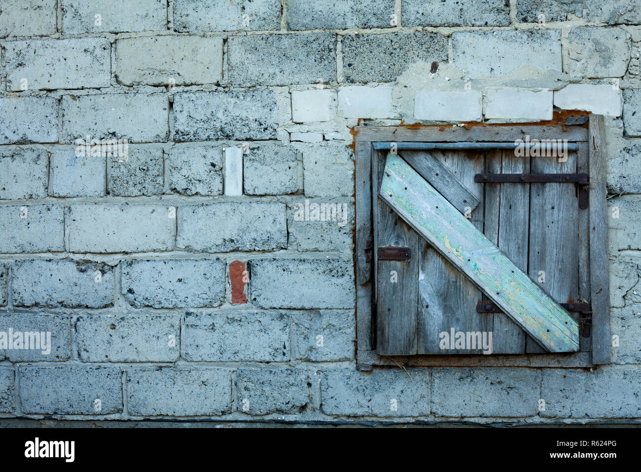 Old Barn Door closed with wooden rust door Stock Photo - Alamy