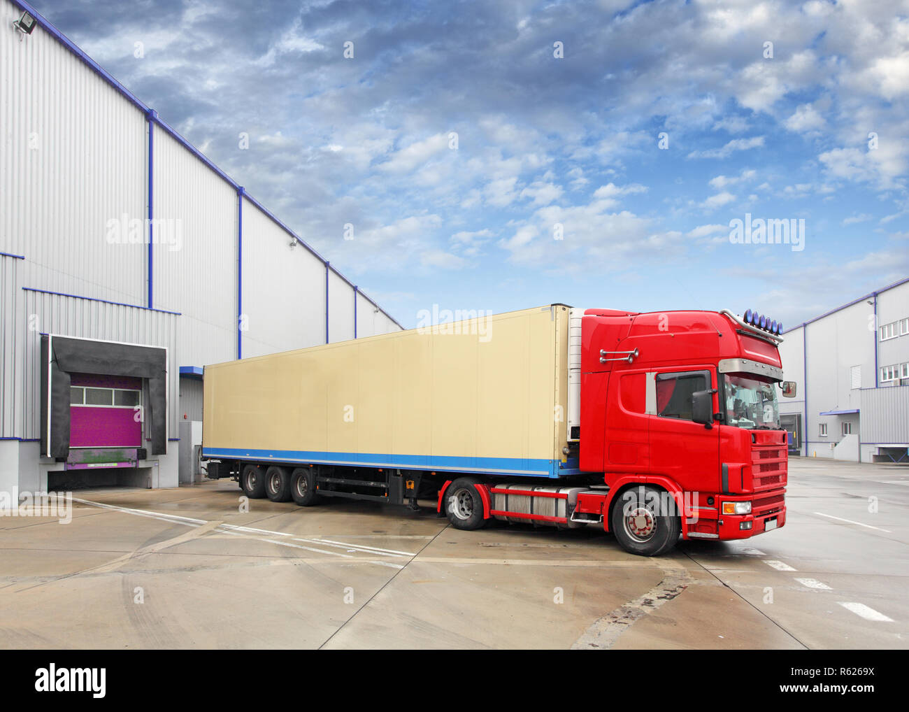 Big red truck hi-res stock photography and images - Alamy
