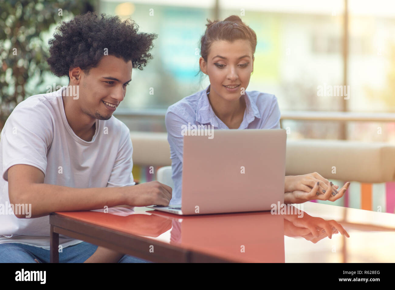 Business woman duo hi-res stock photography and images - Alamy