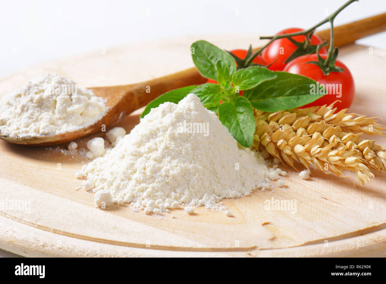 pile of wheat flour Stock Photo - Alamy