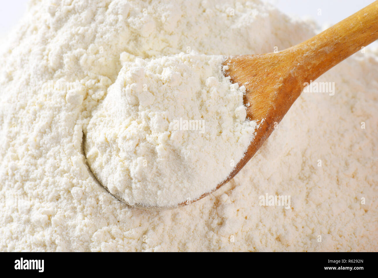 spoon of wheat flour Stock Photo - Alamy