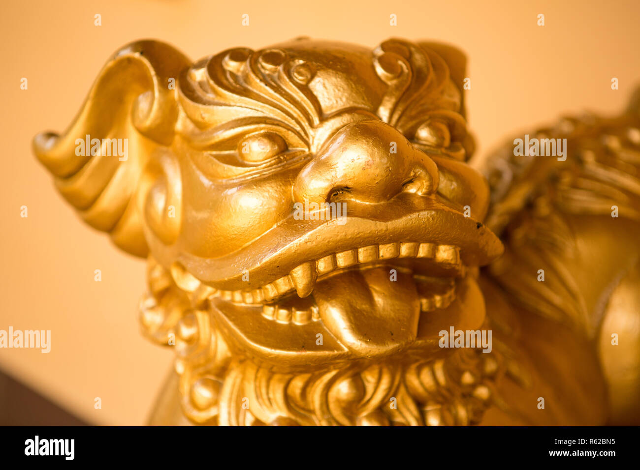 Japanese lion dog sculpture hi-res stock photography and images - Alamy