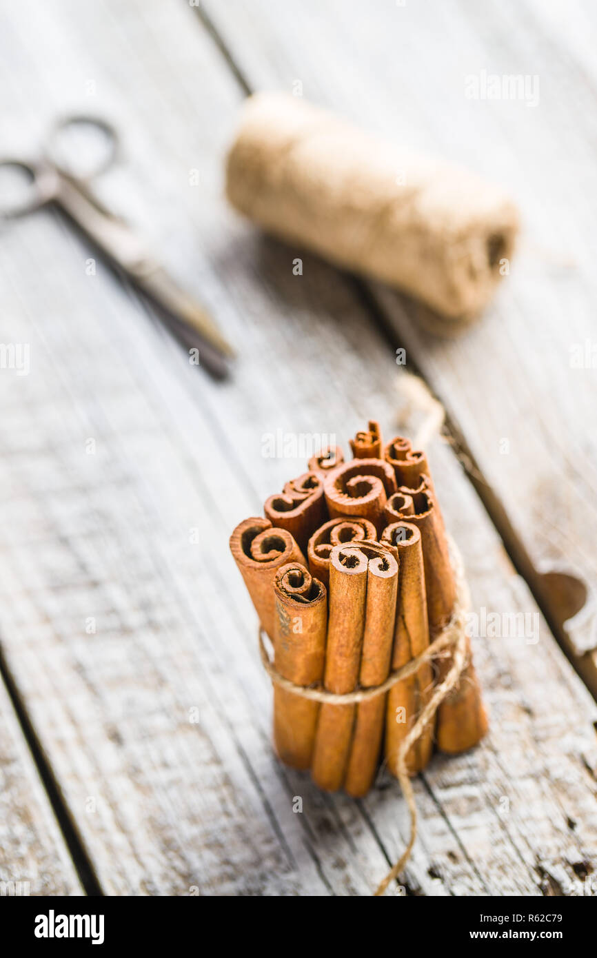Cinnamon sticks and scissors Stock Photo - Alamy