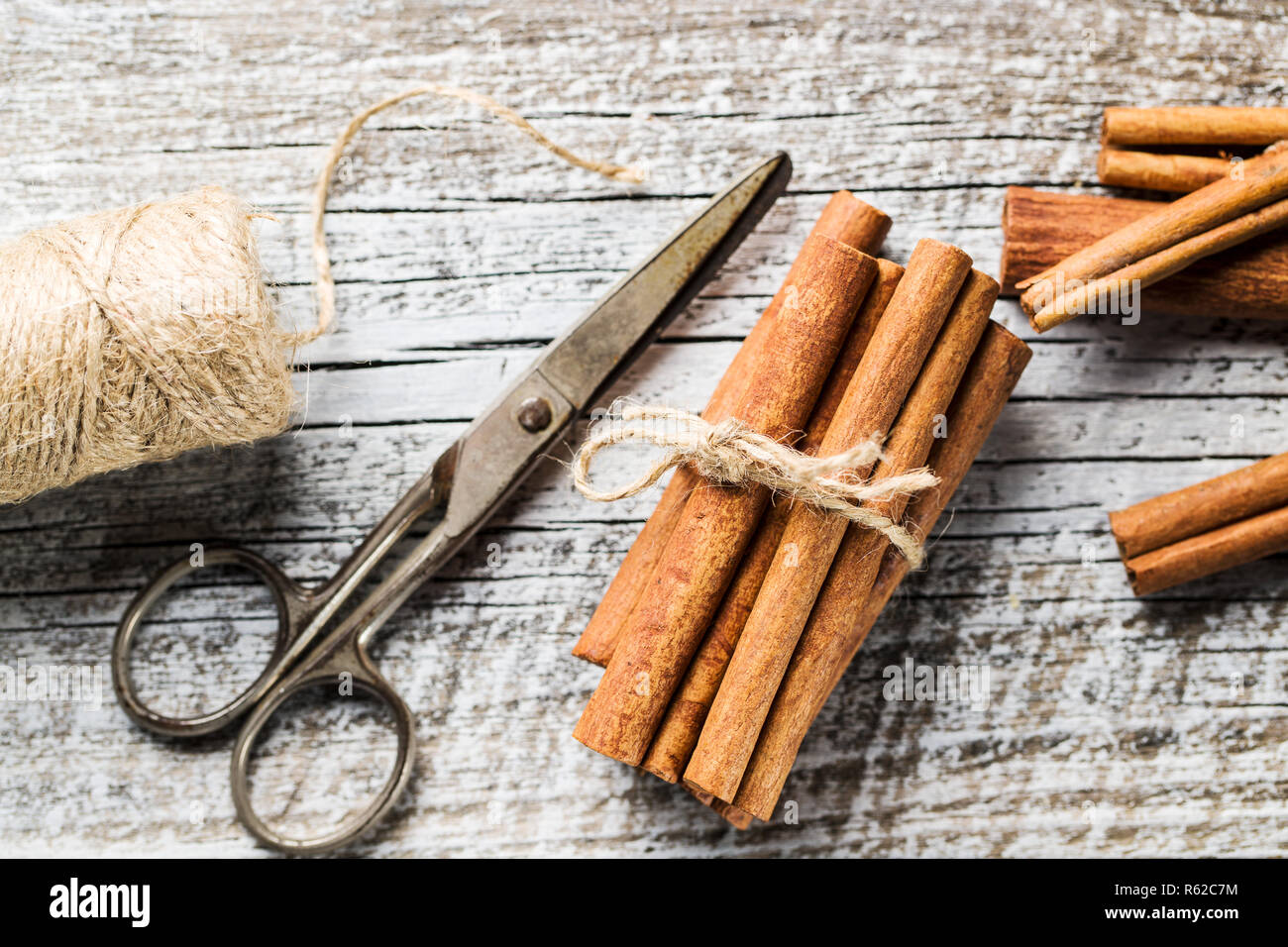 Cinnamon sticks and scissors Stock Photo - Alamy