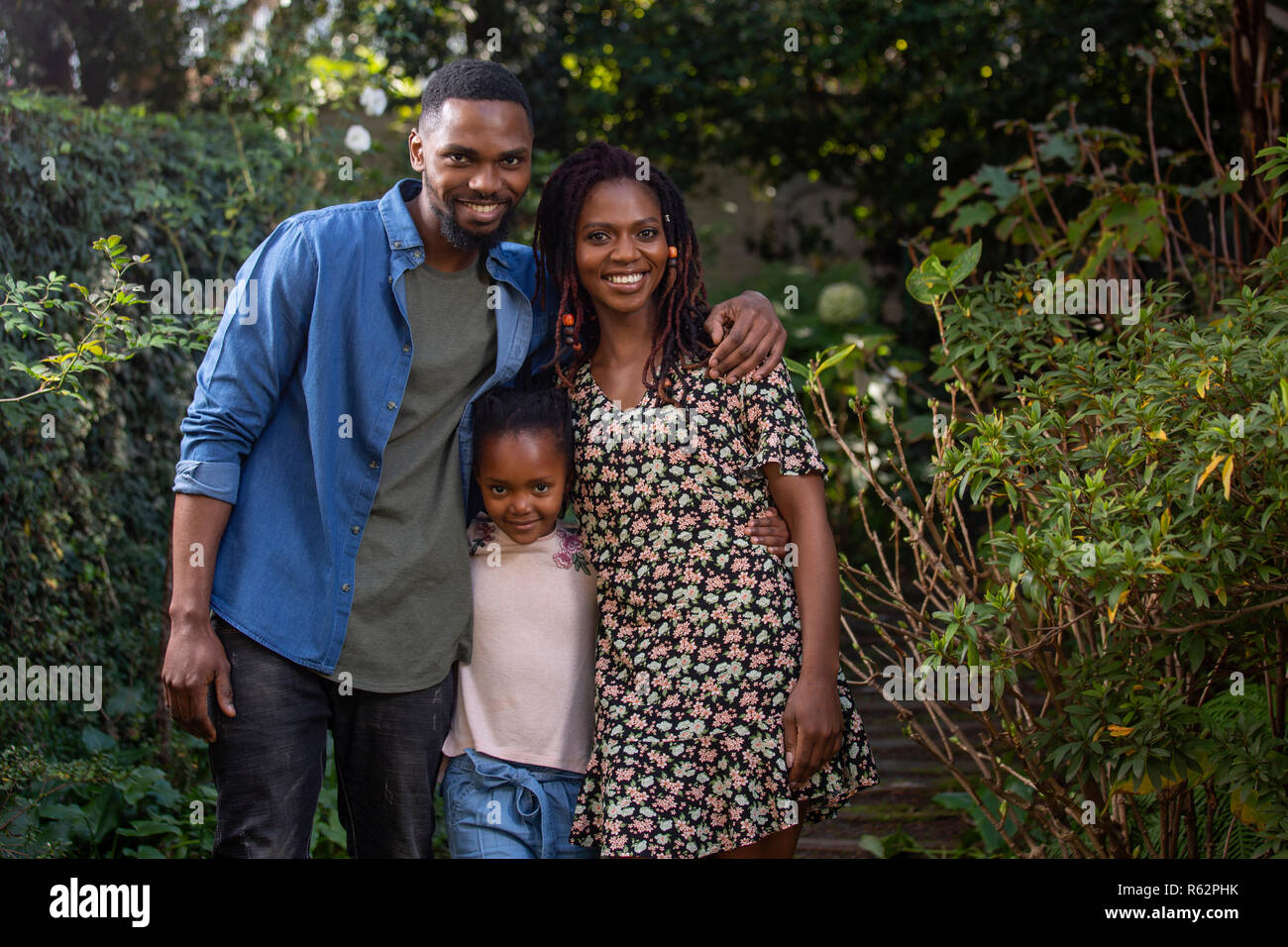Black father and daughter hugging hi-res stock photography and images - Alamy