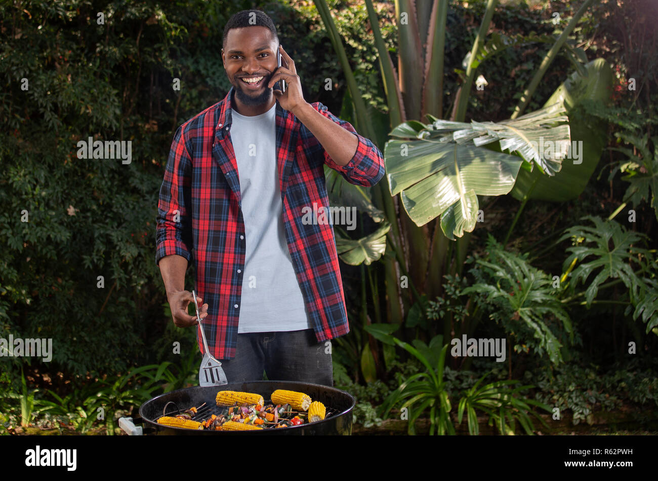 Man barbecuing hi-res stock photography and images - Alamy