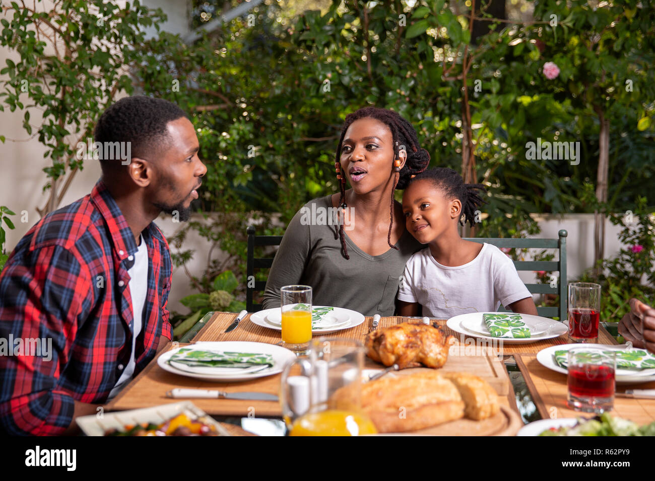 Family eating meal talking table hi-res stock photography and images ...