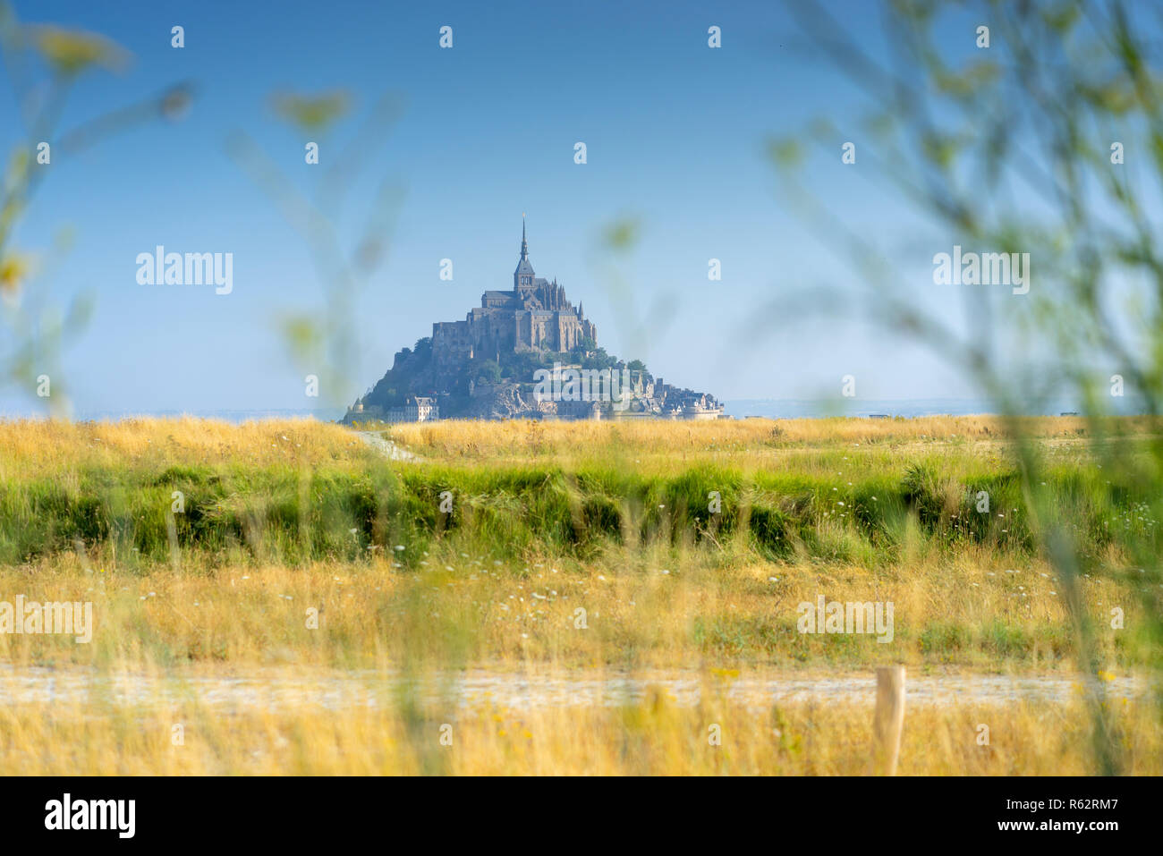 St michael mount normandy france hi-res stock photography and images ...