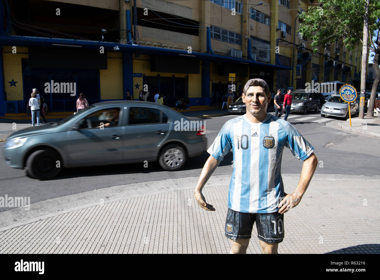 02 December 2018, Argentina, Buenos Aires: Street scene in the district ...