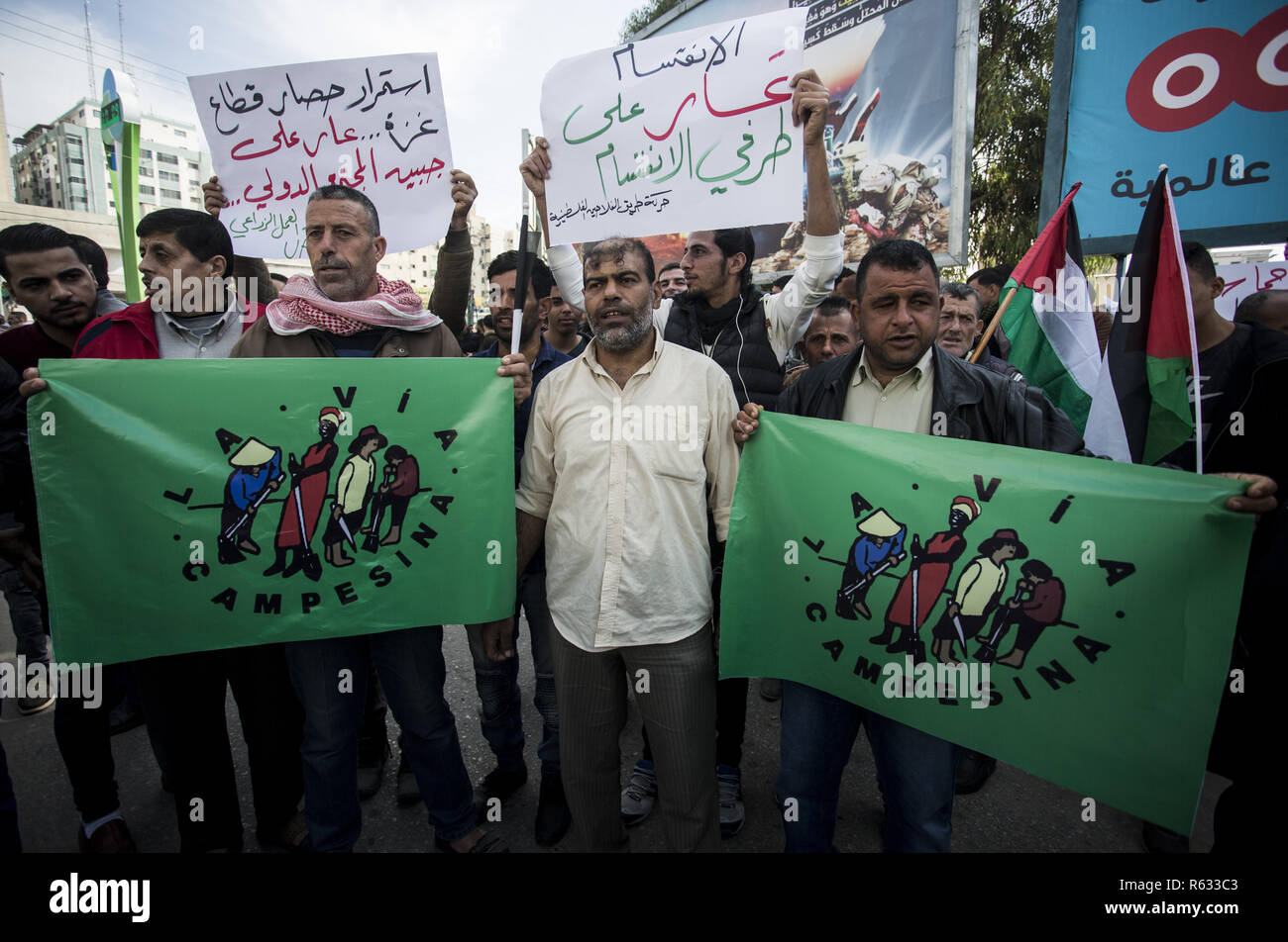 Gaza City, The Gaza Strip, Palestine. 3rd Dec, 2018. Palestinians are ...