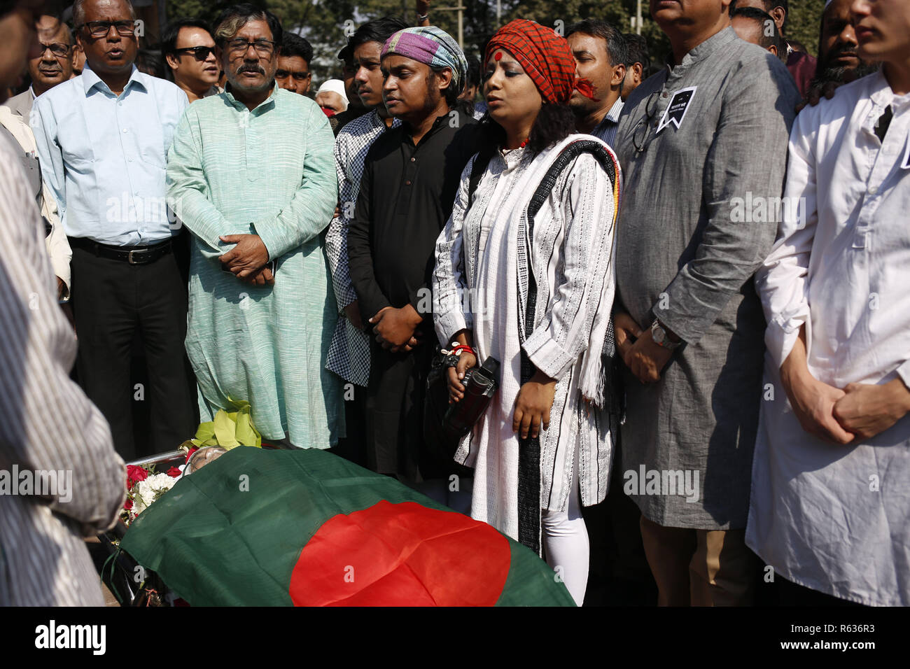Dhaka, Bangladesh. 4th Dec, 2018. People pay final respect as they ...