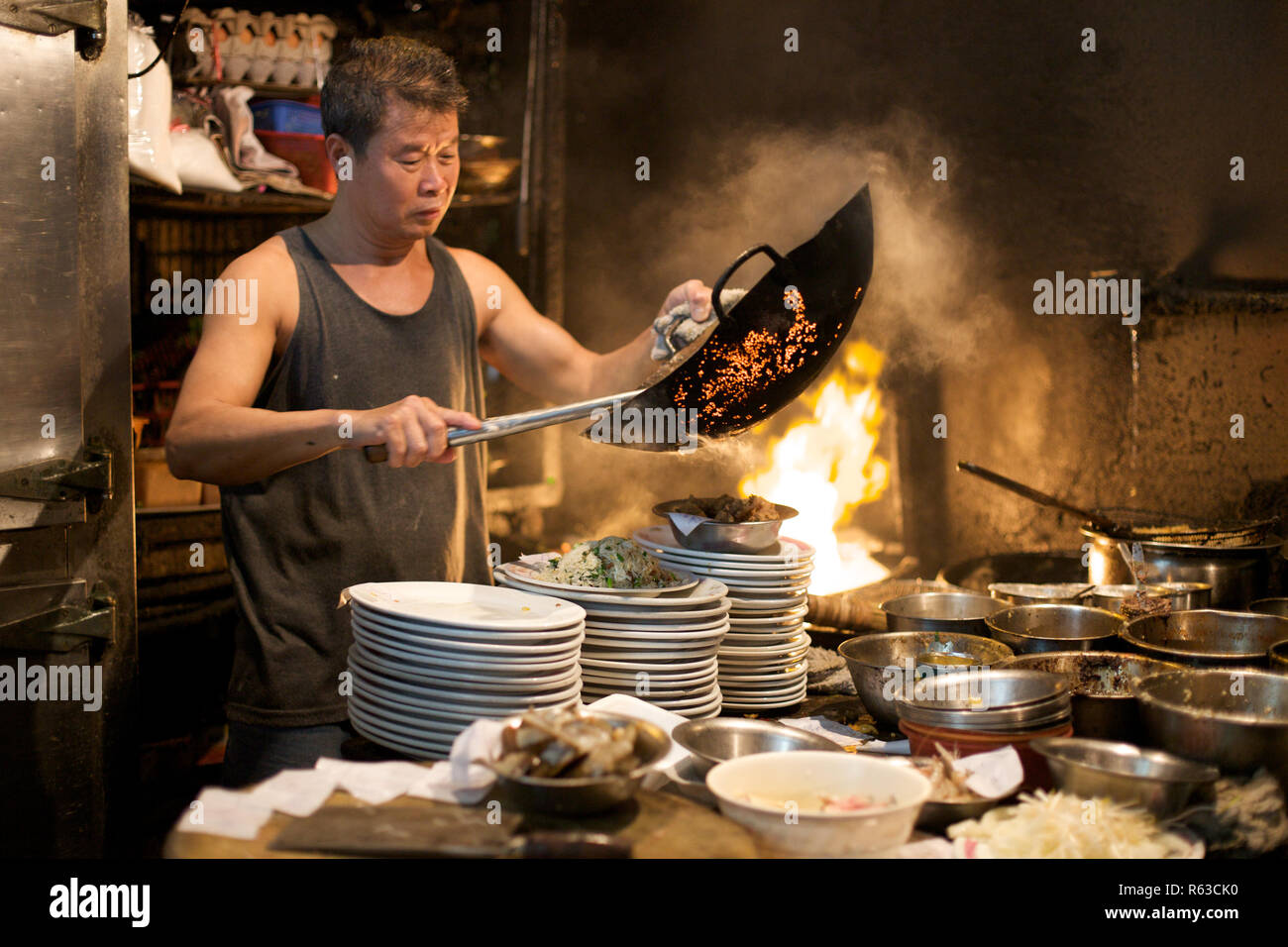Hong Kong street restaurant chef Stock Photo - Alamy