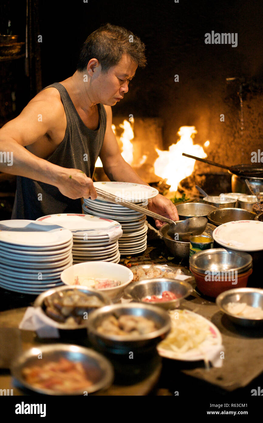 Hong Kong street restaurant chef Stock Photo - Alamy