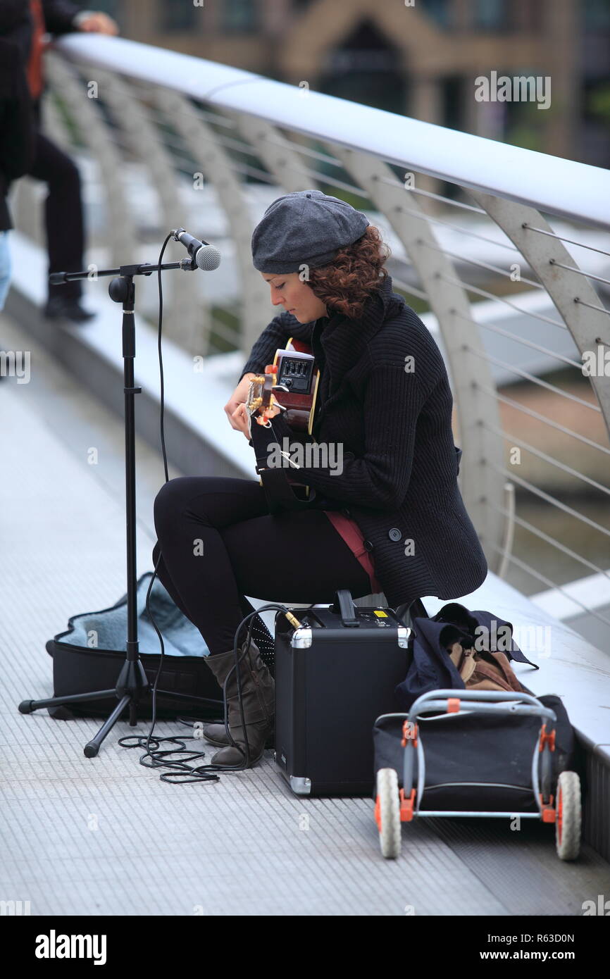 Street performers in London Stock Photo - Alamy
