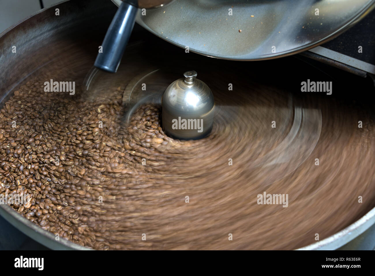 Moving coffee beans hi-res stock photography and images - Alamy