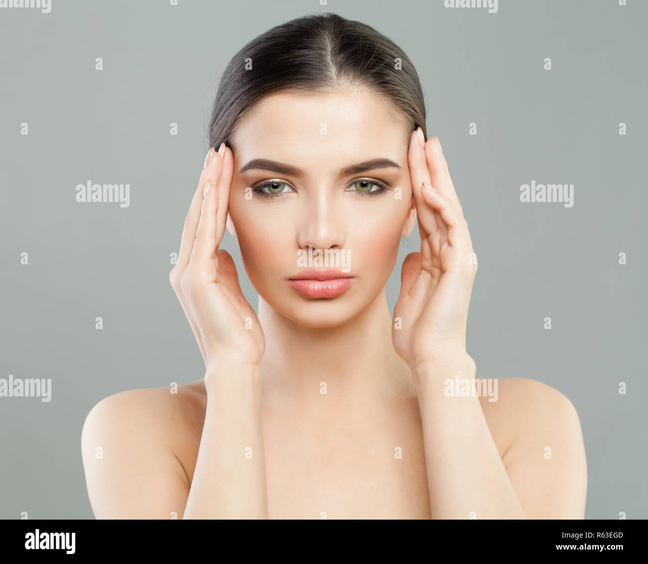 Woman hold brain hi-res stock photography and images - Alamy