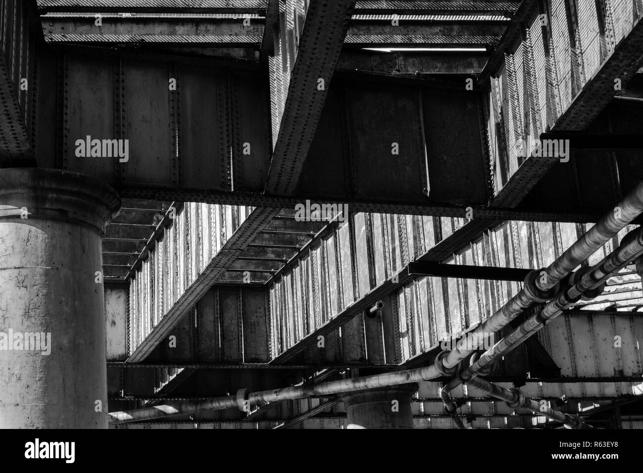 Rivets steel columns hi-res stock photography and images - Alamy