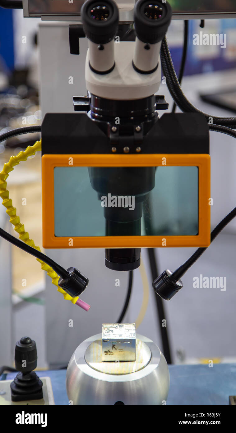 Laser welding machine for welding workpiece and repair mould damaged ...