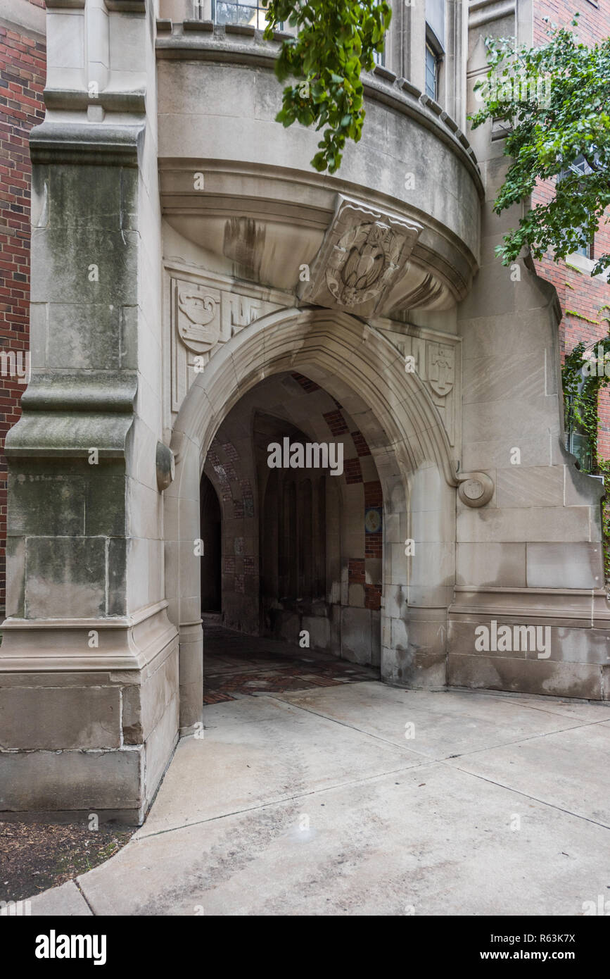 Chicago university building exterior hi-res stock photography and ...