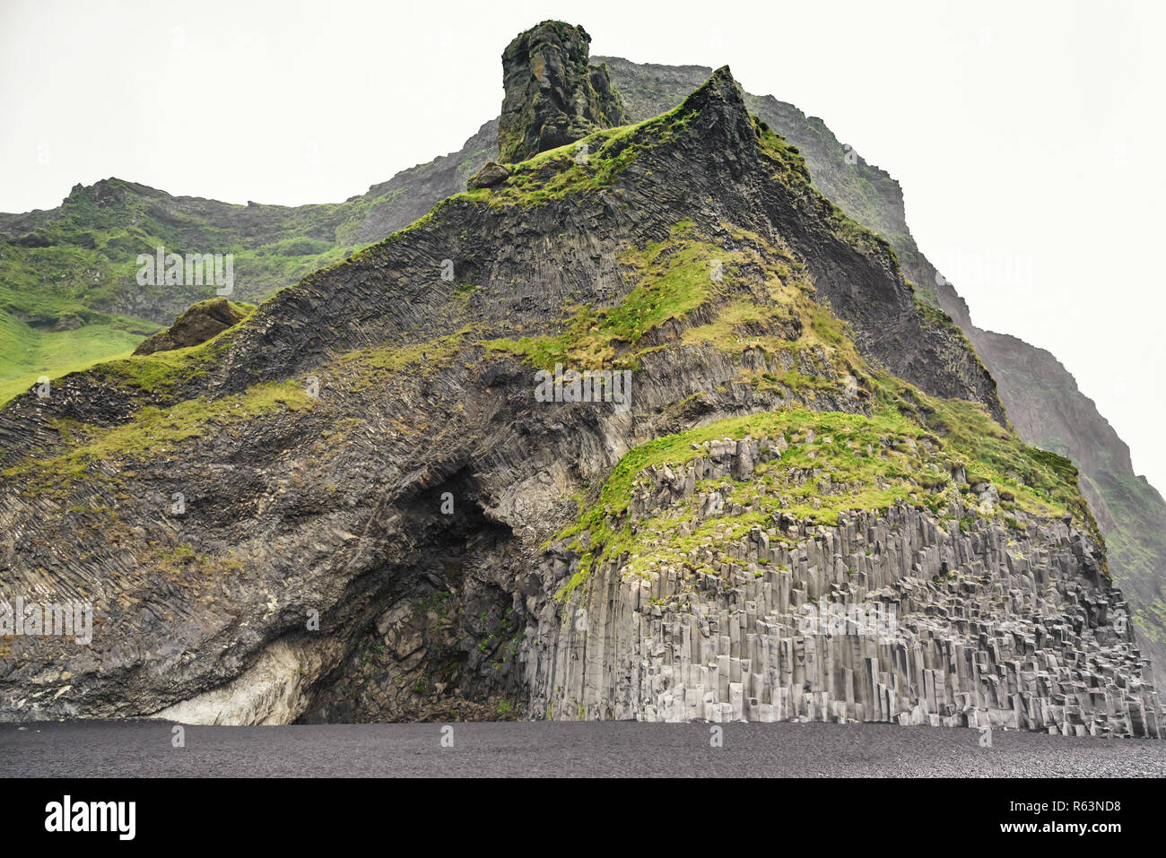 basalt stone columns and black sand beach, Reynisfjara, Iceland Stock ...