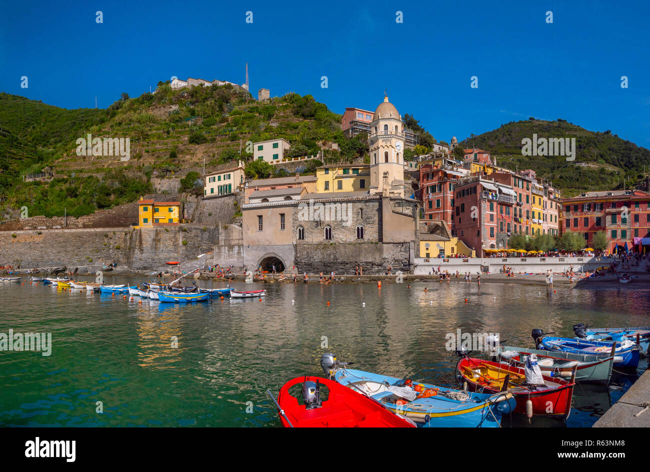 Colourful houses and boats in the fishing port of Vernazza, UNESCO ...
