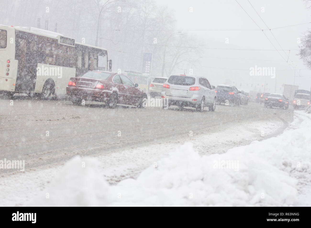 Car stuck in snow paralyzed hi-res stock photography and images - Alamy