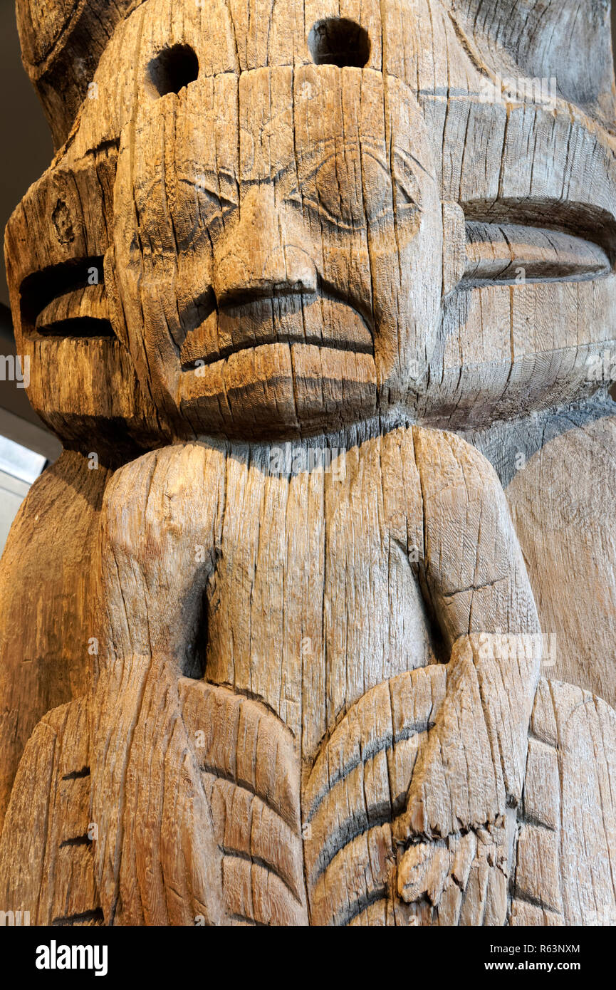 Haide house frontal totem poles hi-res stock photography and images - Alamy