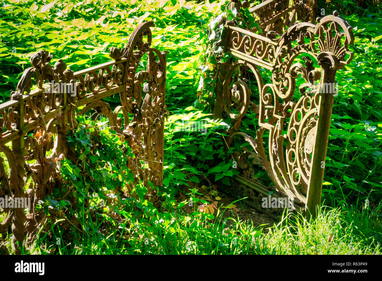 old rusty fence Stock Photo - Alamy