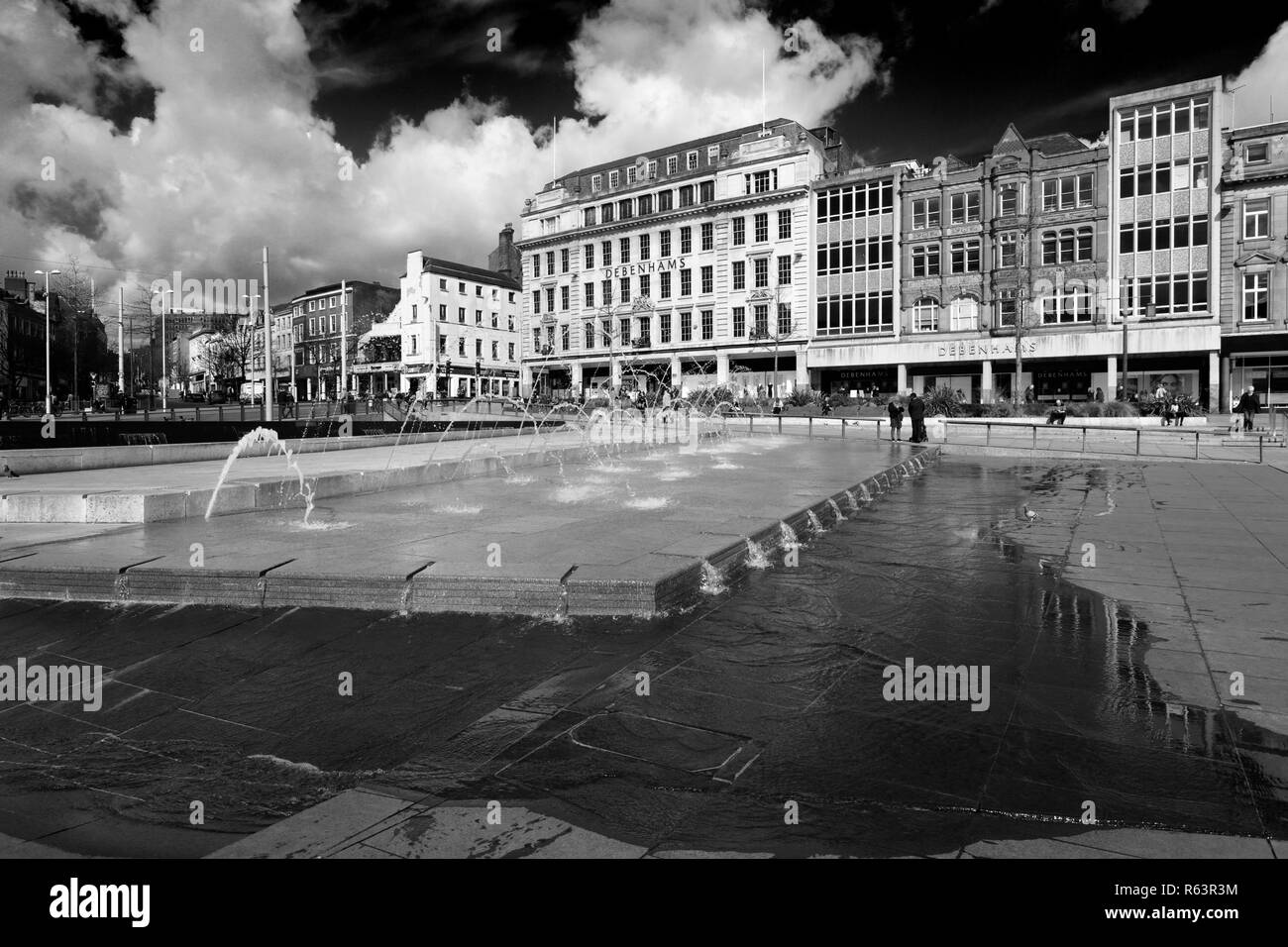 City centre shops reflected in the infinity pool, and fountains, Old ...
