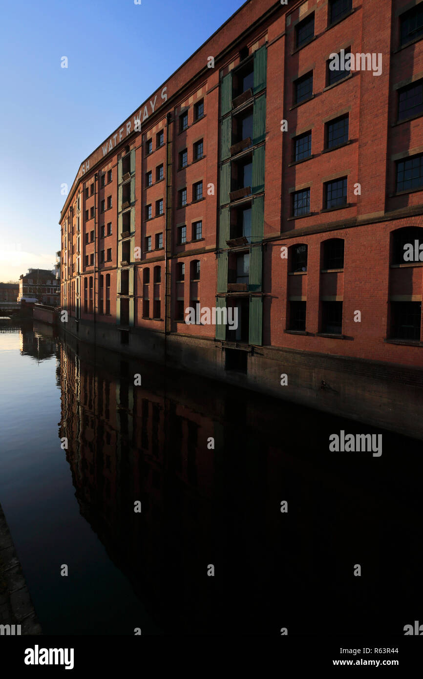 The Nottingham and Beeston Canal, Castle Wharf, Waterfront area of ...