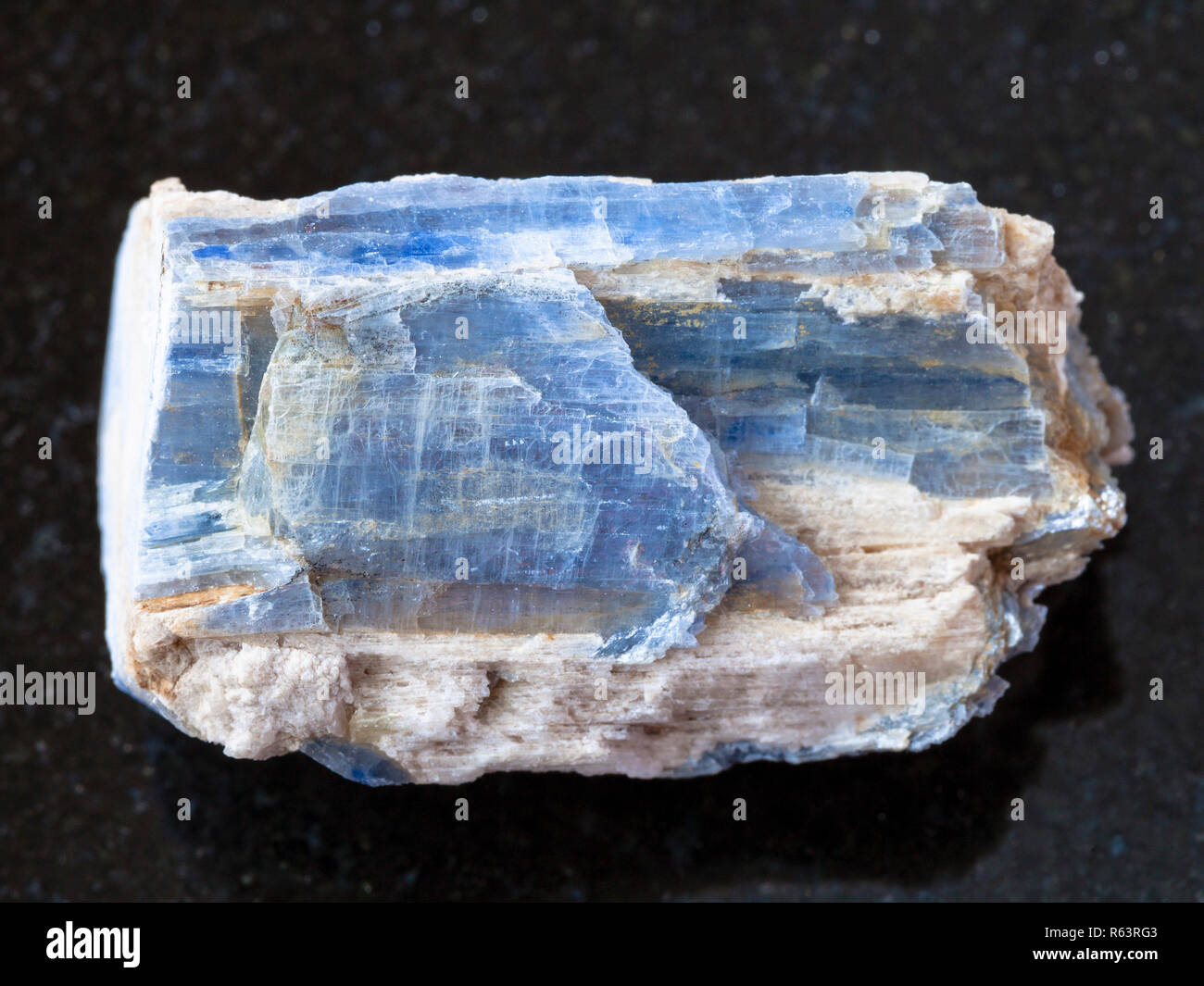 Raw kyanite hi-res stock photography and images - Alamy