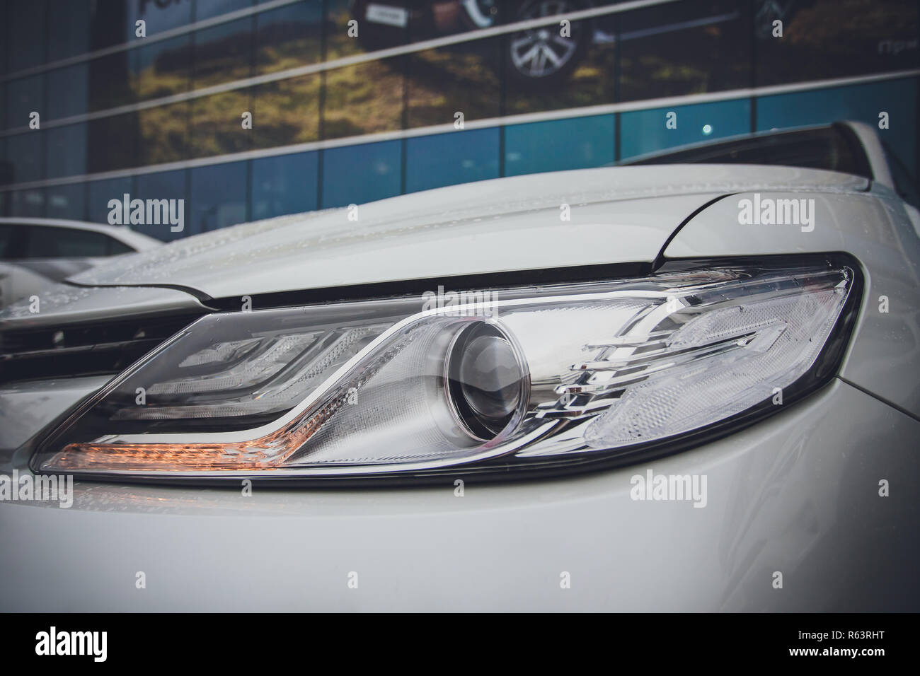 Headlightsatnight hi-res stock photography and images - Alamy