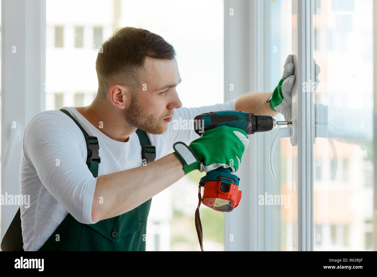 Handyman using a cordless screwdriver Stock Photo - Alamy