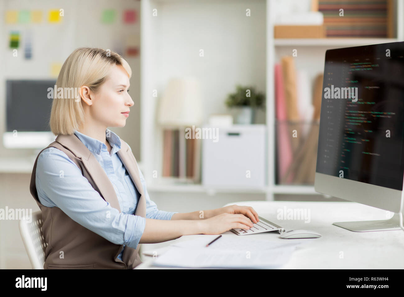 Busy lady hi-res stock photography and images - Alamy