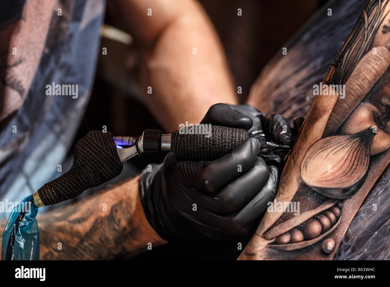 Professional tattoo artist Stock Photo - Alamy