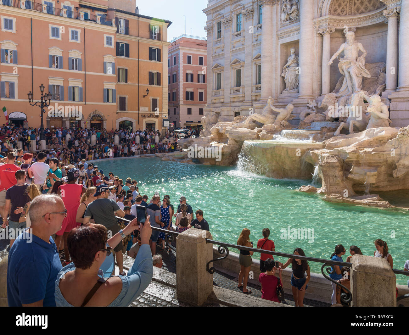 People at the trevi fountain rome hi-res stock photography and images ...