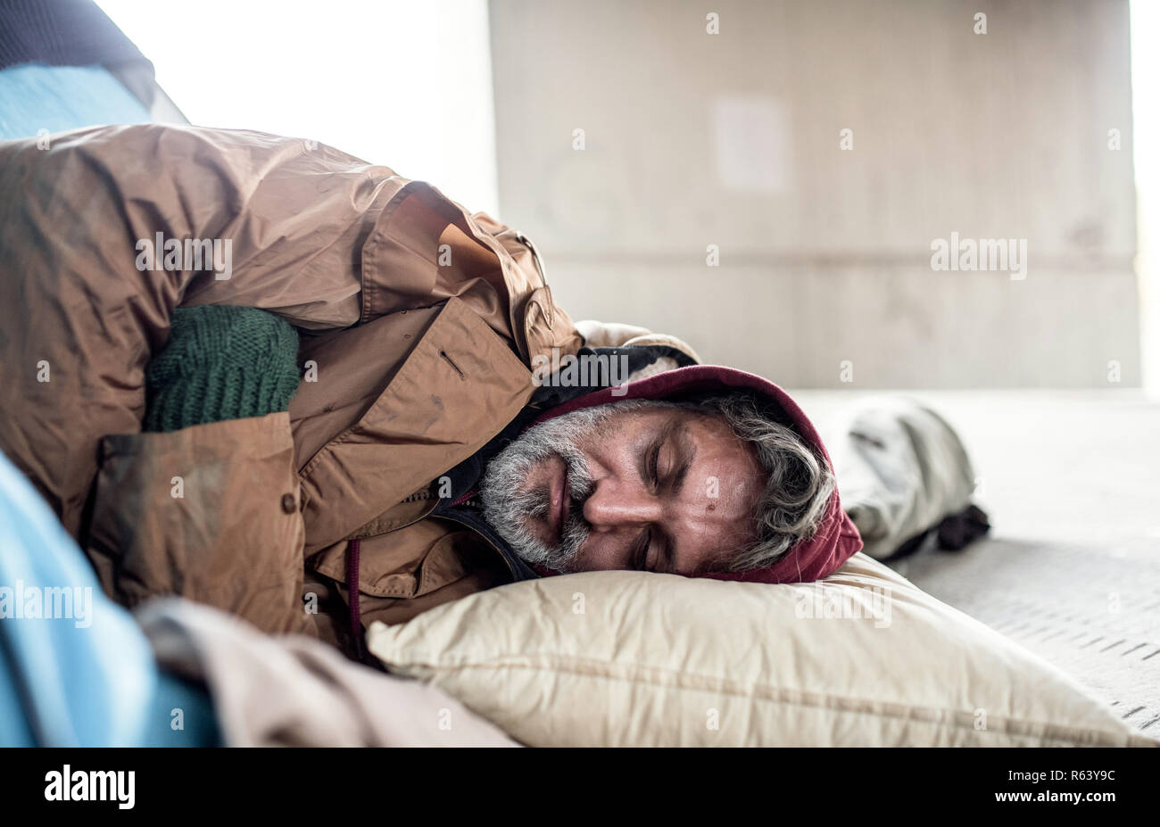 Homeless man sleeping on cardboard hi-res stock photography and images ...