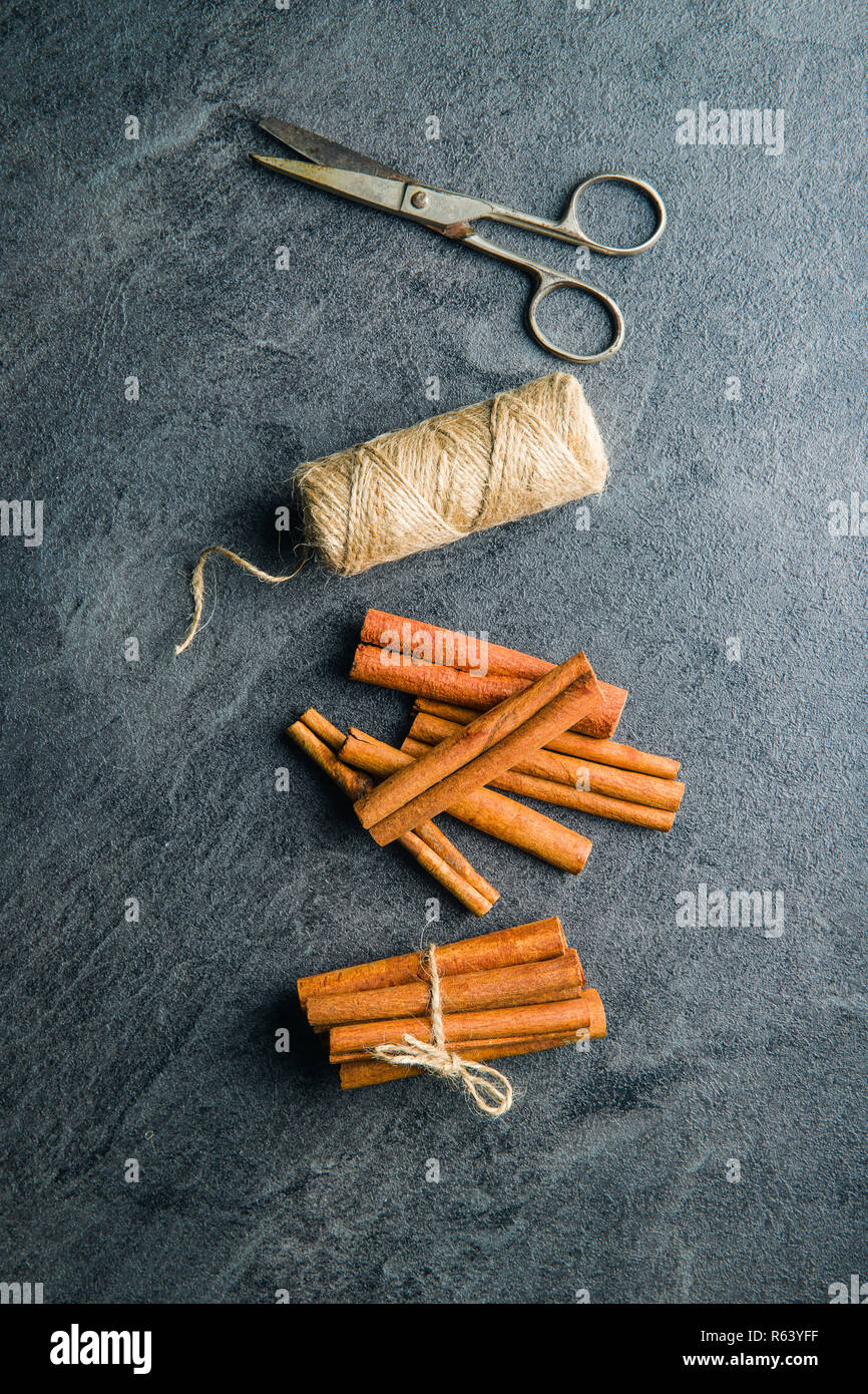 Cinnamon sticks spice Stock Photo - Alamy