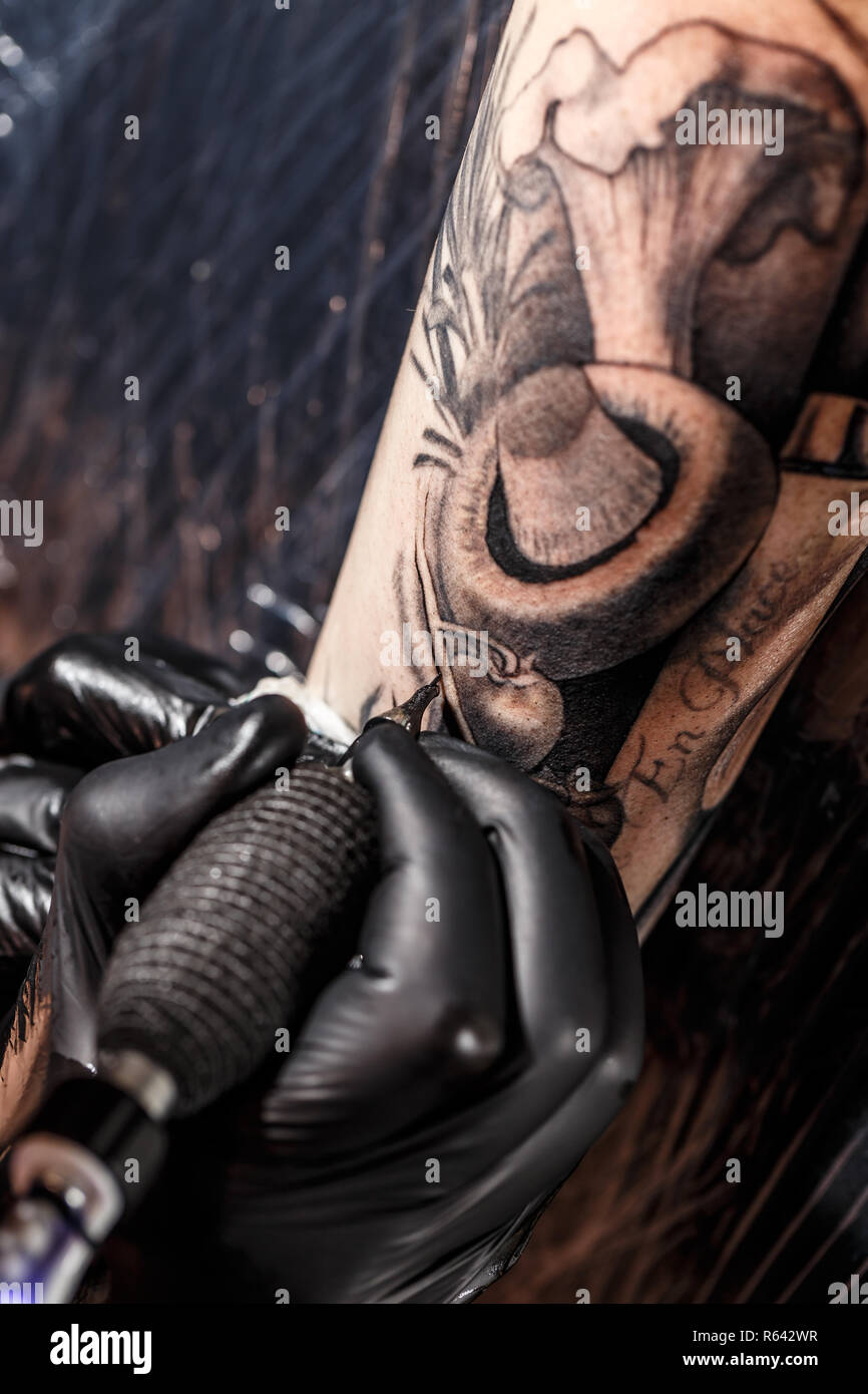Professional tattoo artist Stock Photo - Alamy