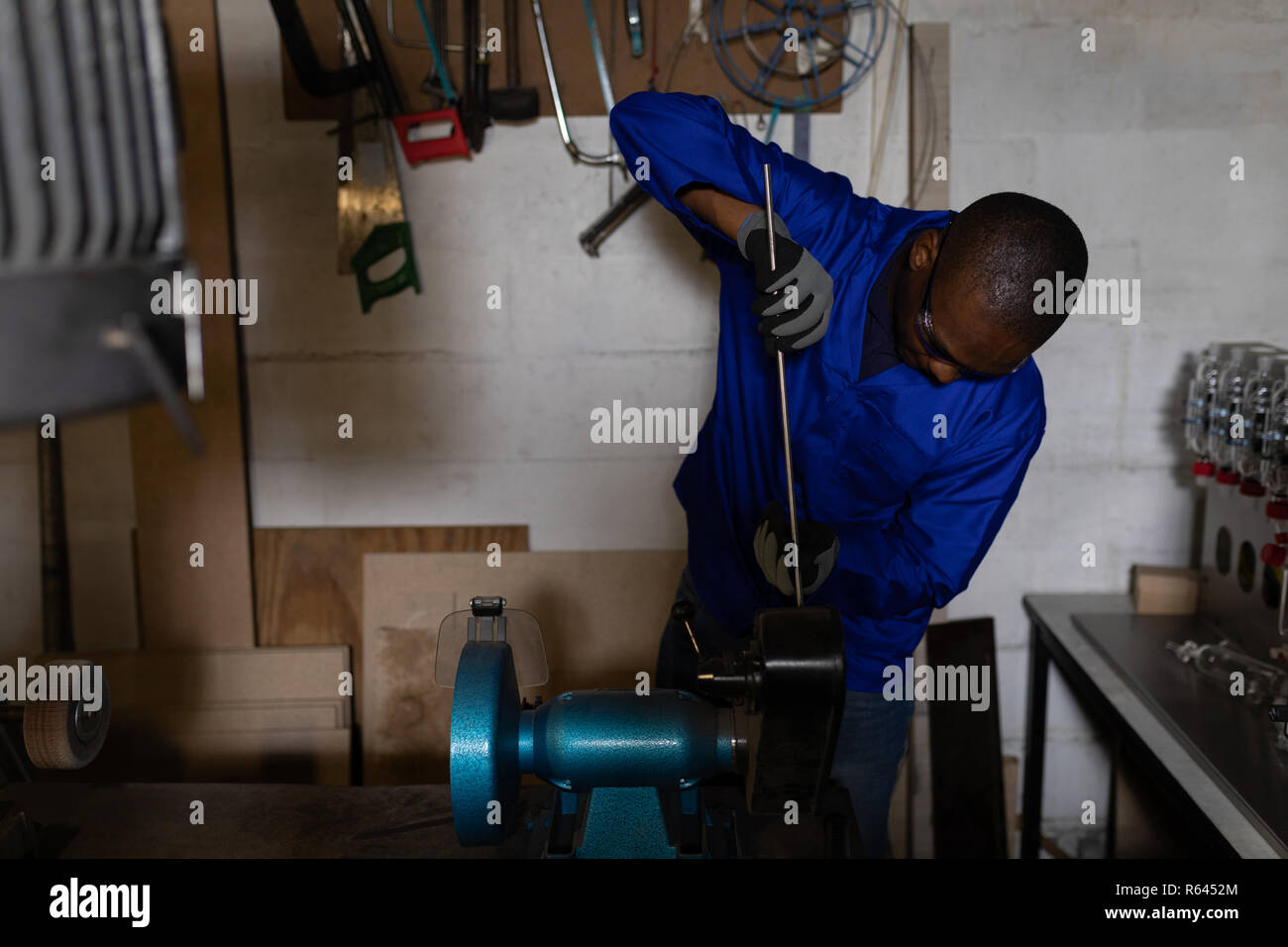 Worker working in glass hi-res stock photography and images - Alamy