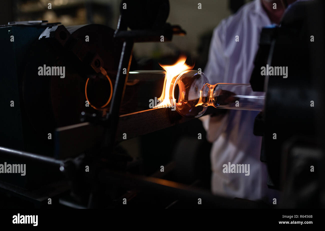 Working in glass hi-res stock photography and images - Alamy