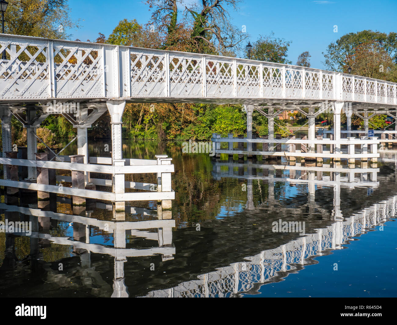 Early morning River Thames, Whitchurch Bridge, near Pangbourne-on ...